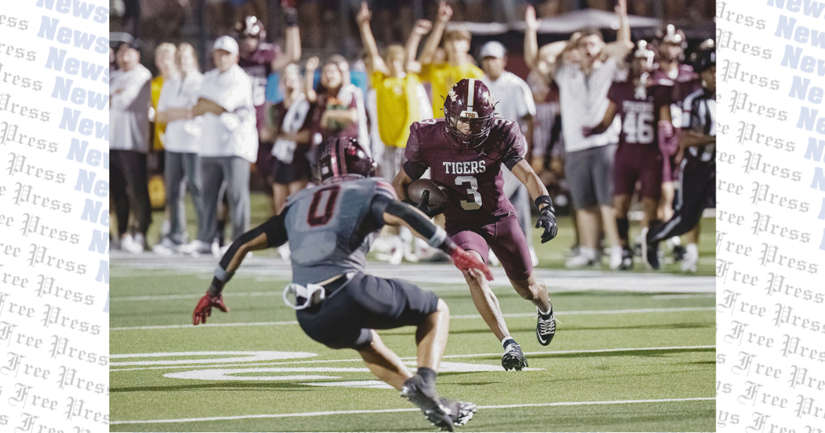Dripping Springs Tigers football holds off Harker Heights Knights
